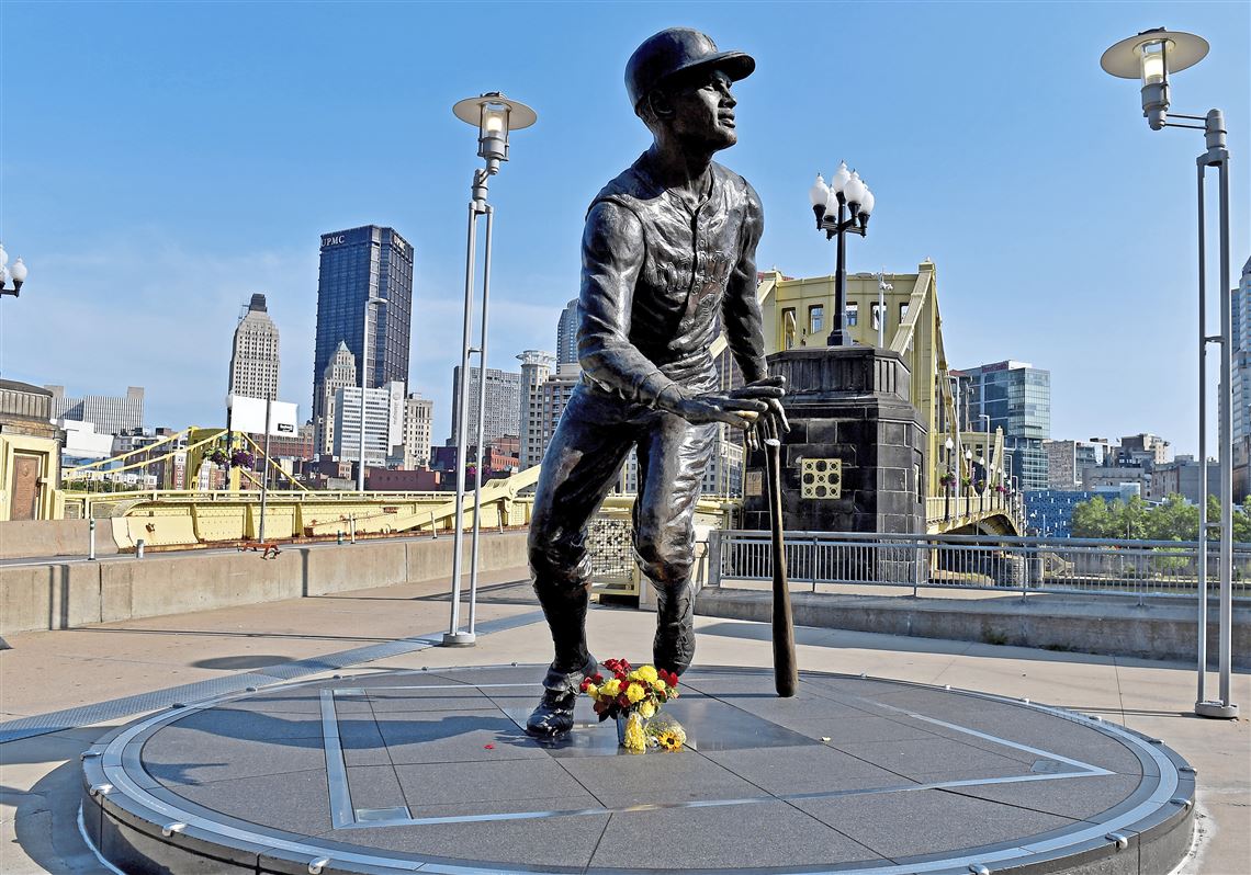 roberto clemente statue